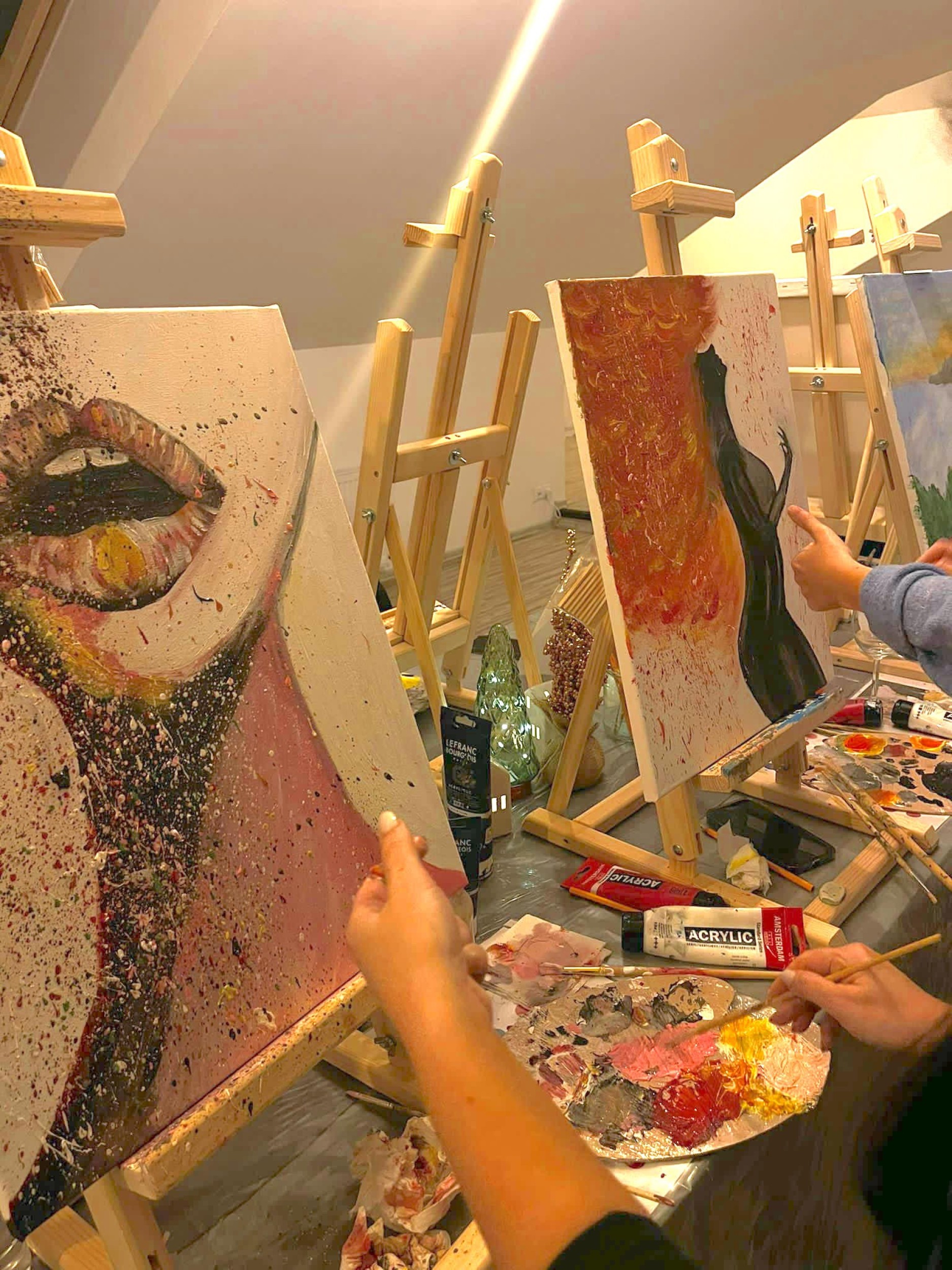 Mākslas meistarklase "Paint & Sip Wine" FELLINE studijā (2 pers ...